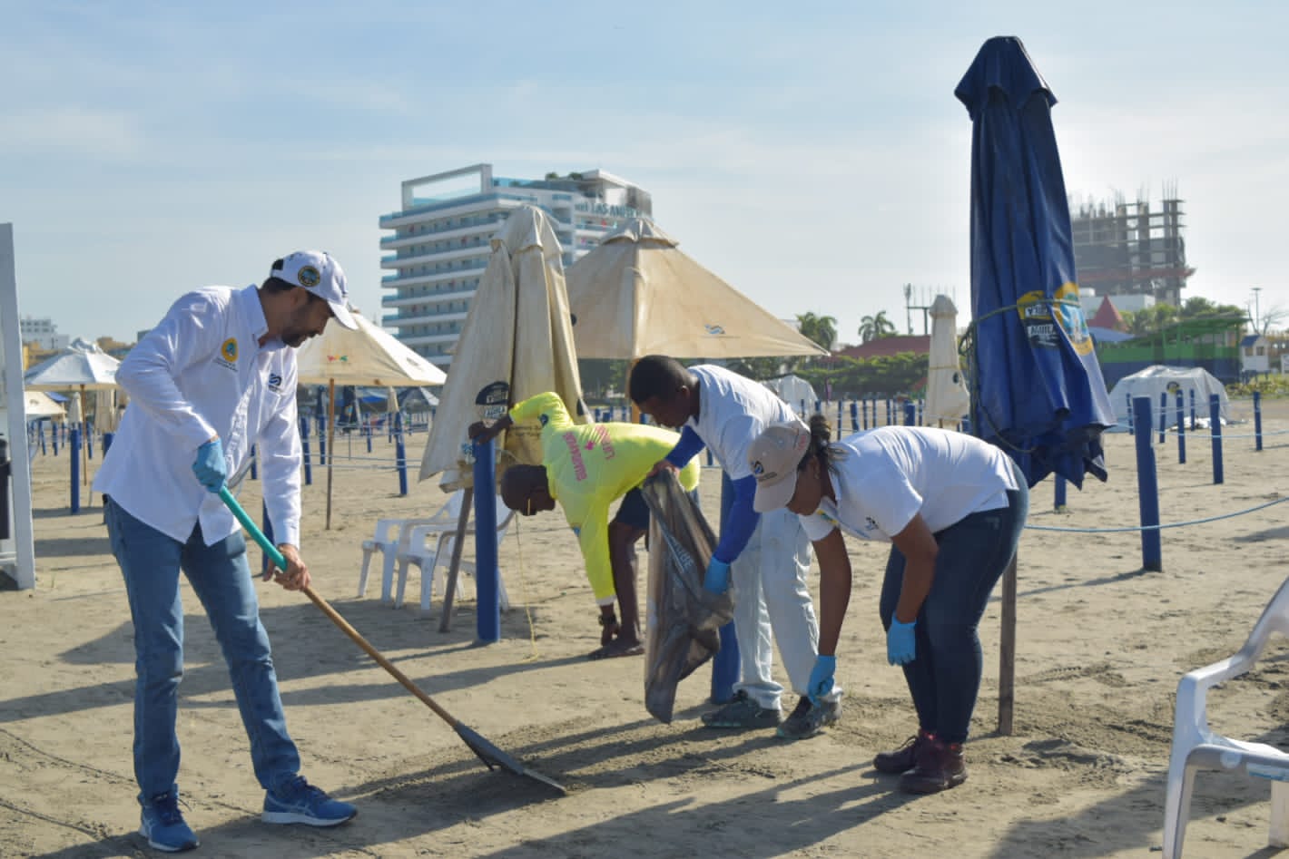 Distriseguridad realiza jornada ambiental en Playa Azul La Boquilla | Alcaldía Mayor de ...